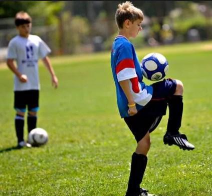 đá banh Tiếng Anh là gì